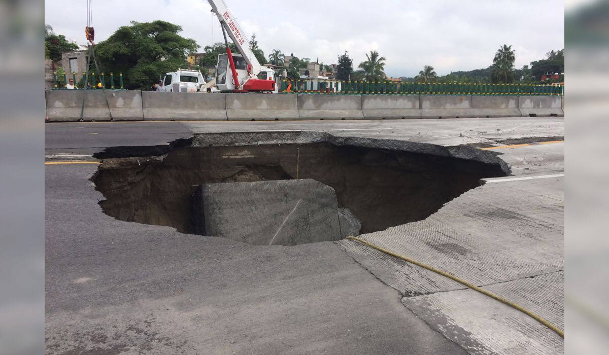 Atienden socavón en Paso Exprés Cuernavaca | Revista TyT