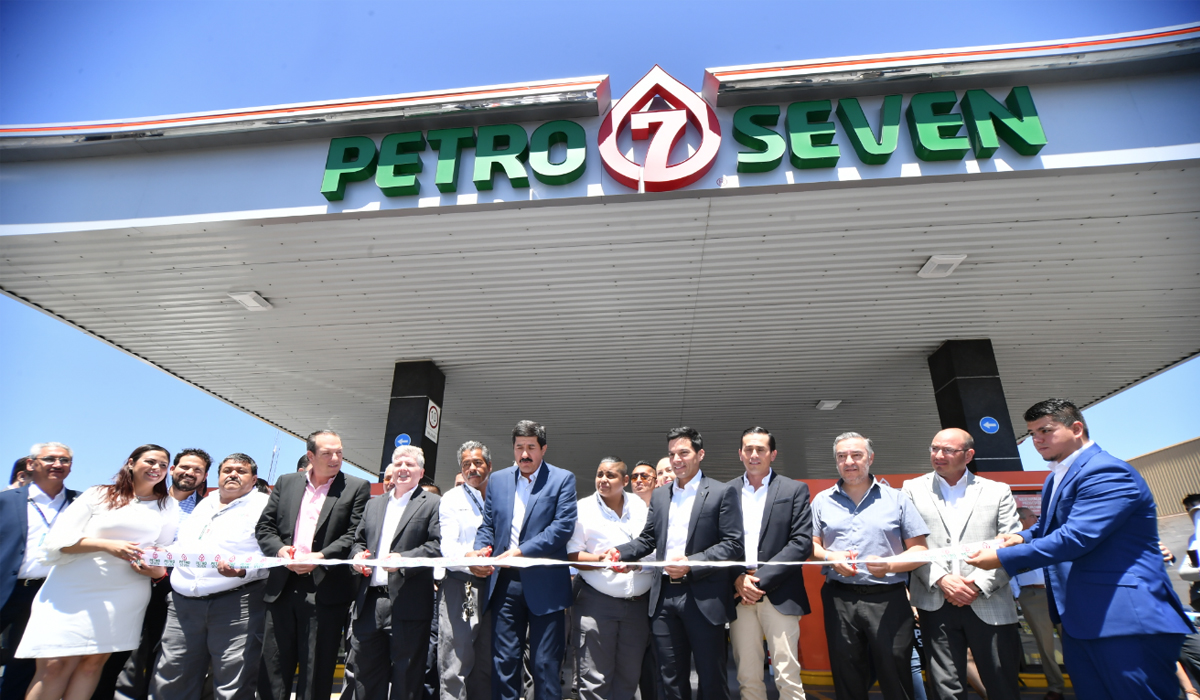 Presenta Petro Seven su nueva imagen | Revista TyT