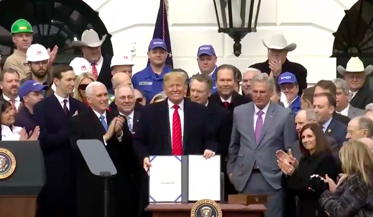 Donald Trump firma el T-MEC | Revista TyT