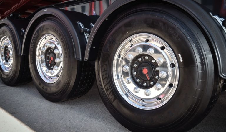 ¿Sabes cómo leer la nomenclatura en las llantas de tu camión? | Revista TyT