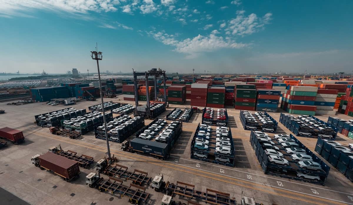 Descarga Hutchison Ports miles de autos en contenedores y Flat Racks ...