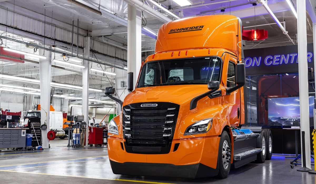 The first Freightliner eCascadia arrives at the Schneider fleet in ...
