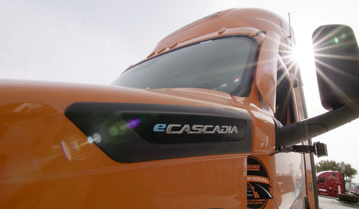 Llega a la flota de Schneider en California el primer Freightliner ...
