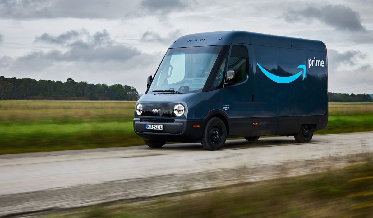 Amazon presume sus primeras vanes eléctricas Rivian en Europa | Revista TyT