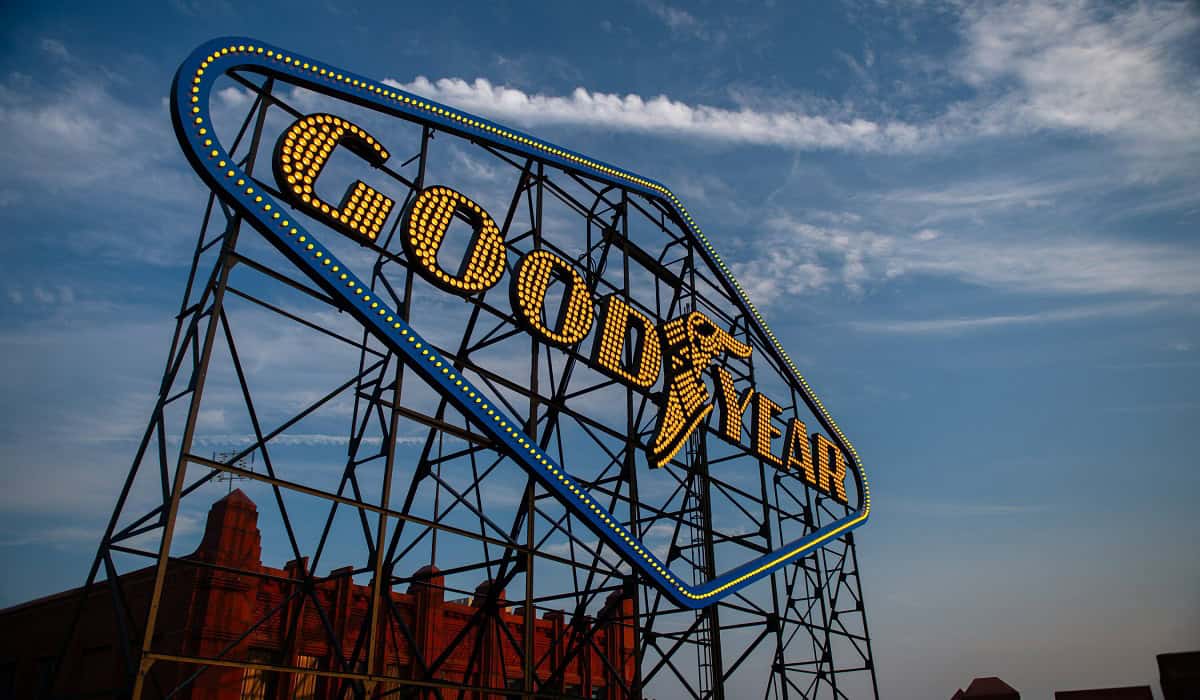 Icónico letrero de Goodyear en Akron vuelve a brillar en su aniversario ...