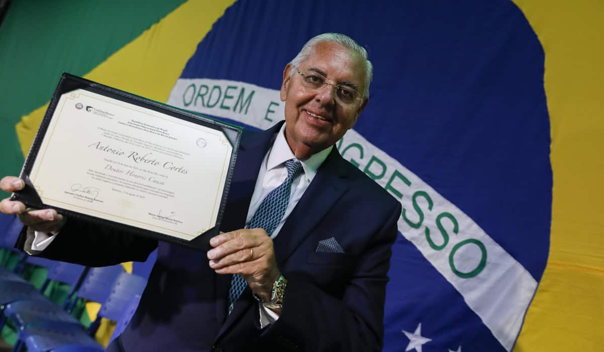 Roberto Cortés, presidente de VWCO, recibe el título Doctor Honoris ...