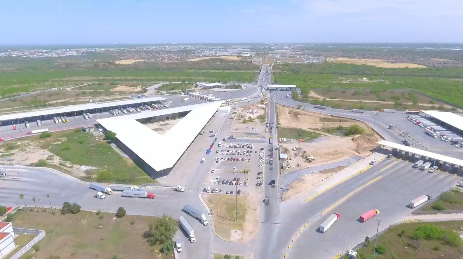 Inspecciones de Texas en el Puente Colombia encienden alertas en Nuevo Laredo | Revista TyT