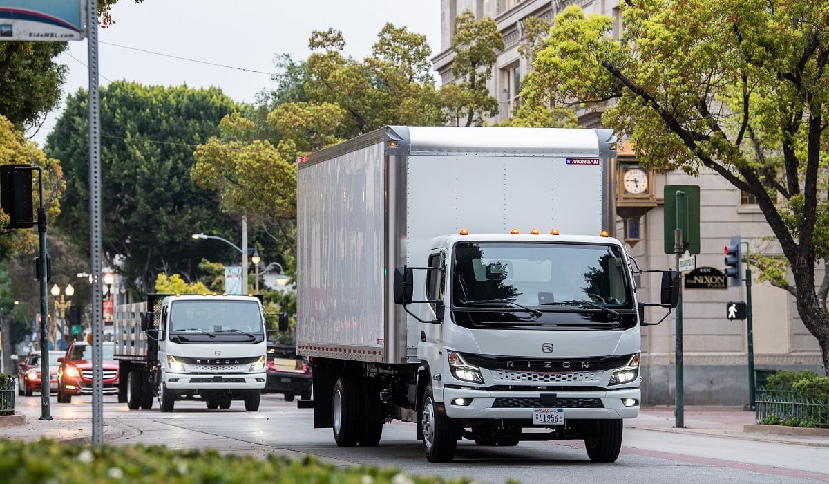 Daimler Truck entrega los primeros camiones RIZON en California ...