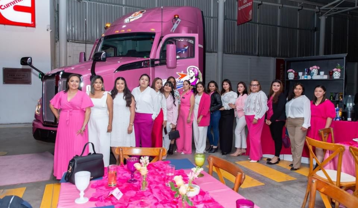 Morquecho pone a rodar un Kenworth rosa como símbolo de las mujeres en ...