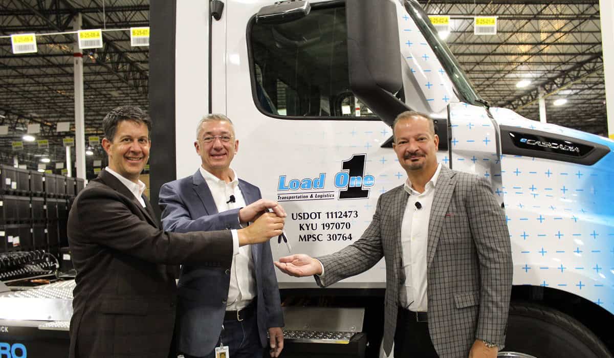 DTNA integra el primer Freightliner eCascadia para la logística de ...