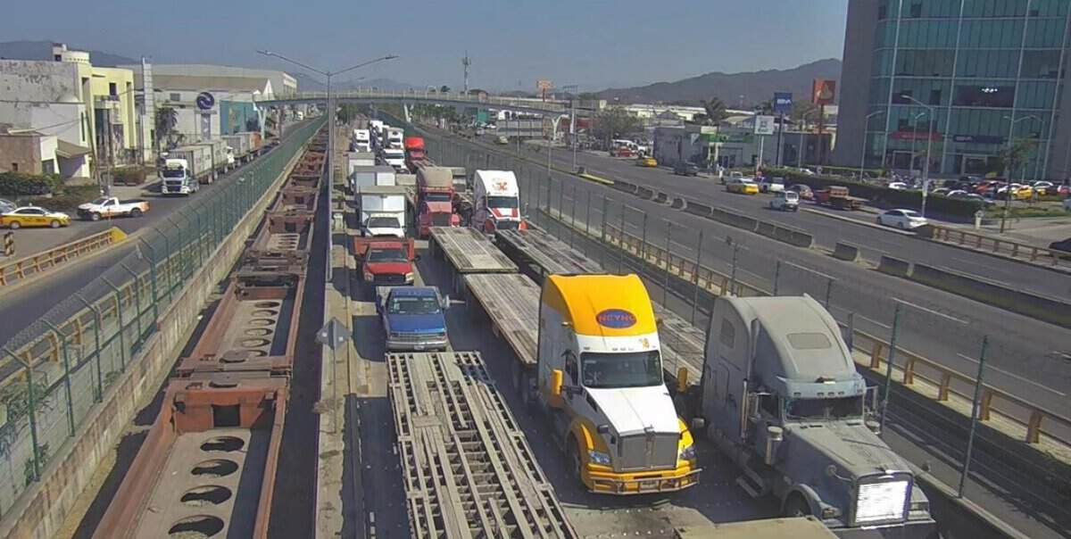 ¡Paro en el Puerto de Manzanillo! Trabajadores de Aduanas bloquean ...