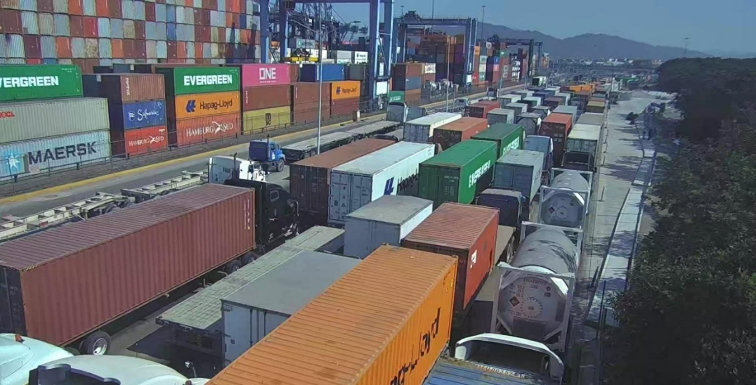 ¡Paro en el Puerto de Manzanillo! Trabajadores de Aduanas bloquean accesos para la carga ...