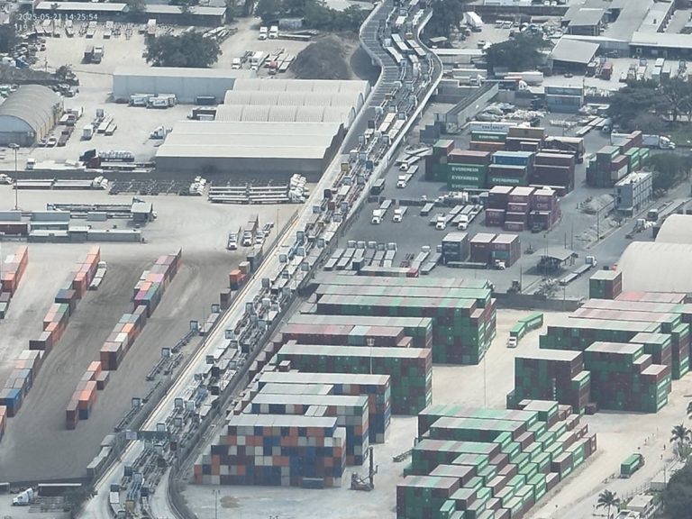 Se satura puerto de Manzanillo; Aduana pide no enviar camiones | Revista TyT