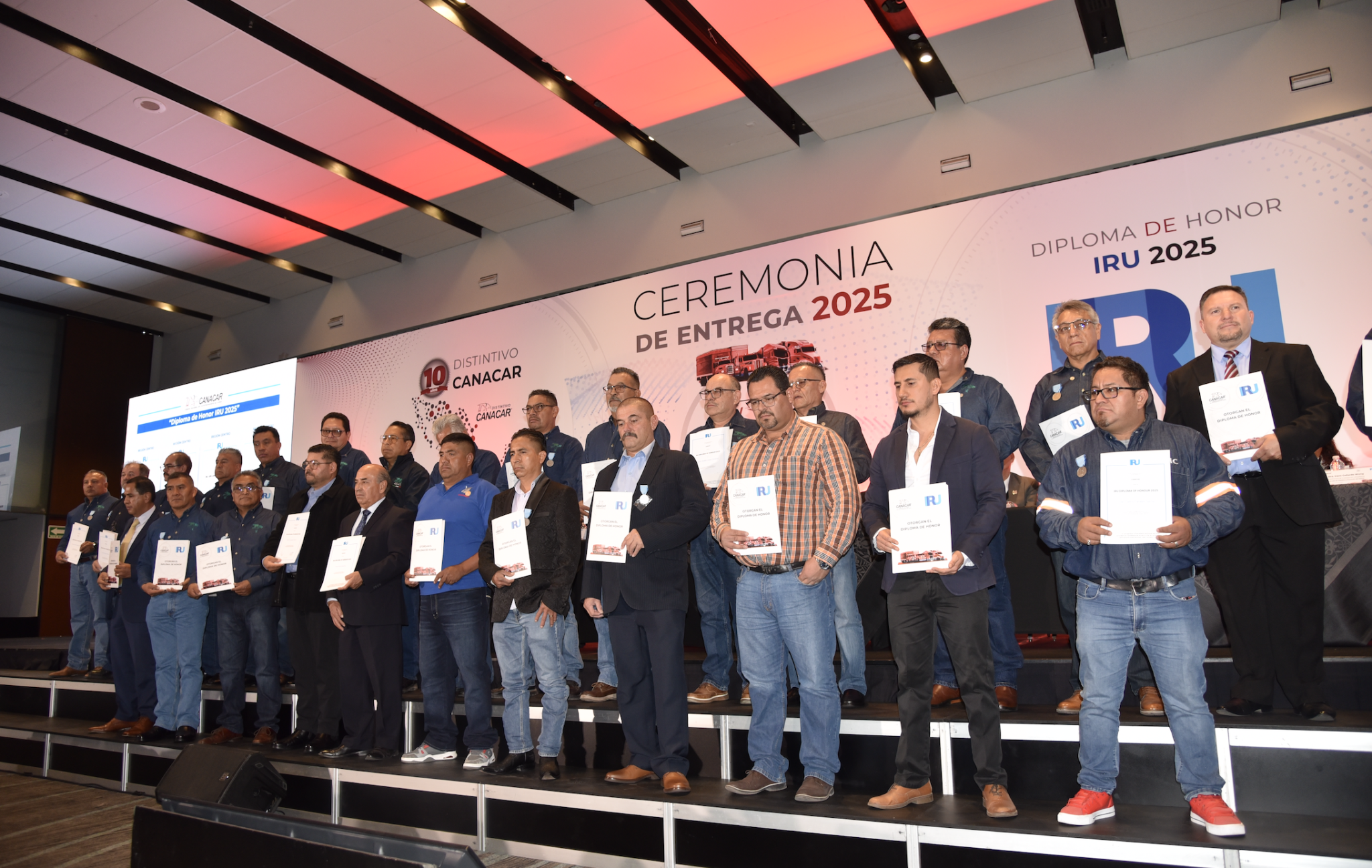 El Distintivo Canacar 2025 galardona a 320 empresas del autotransporte ...