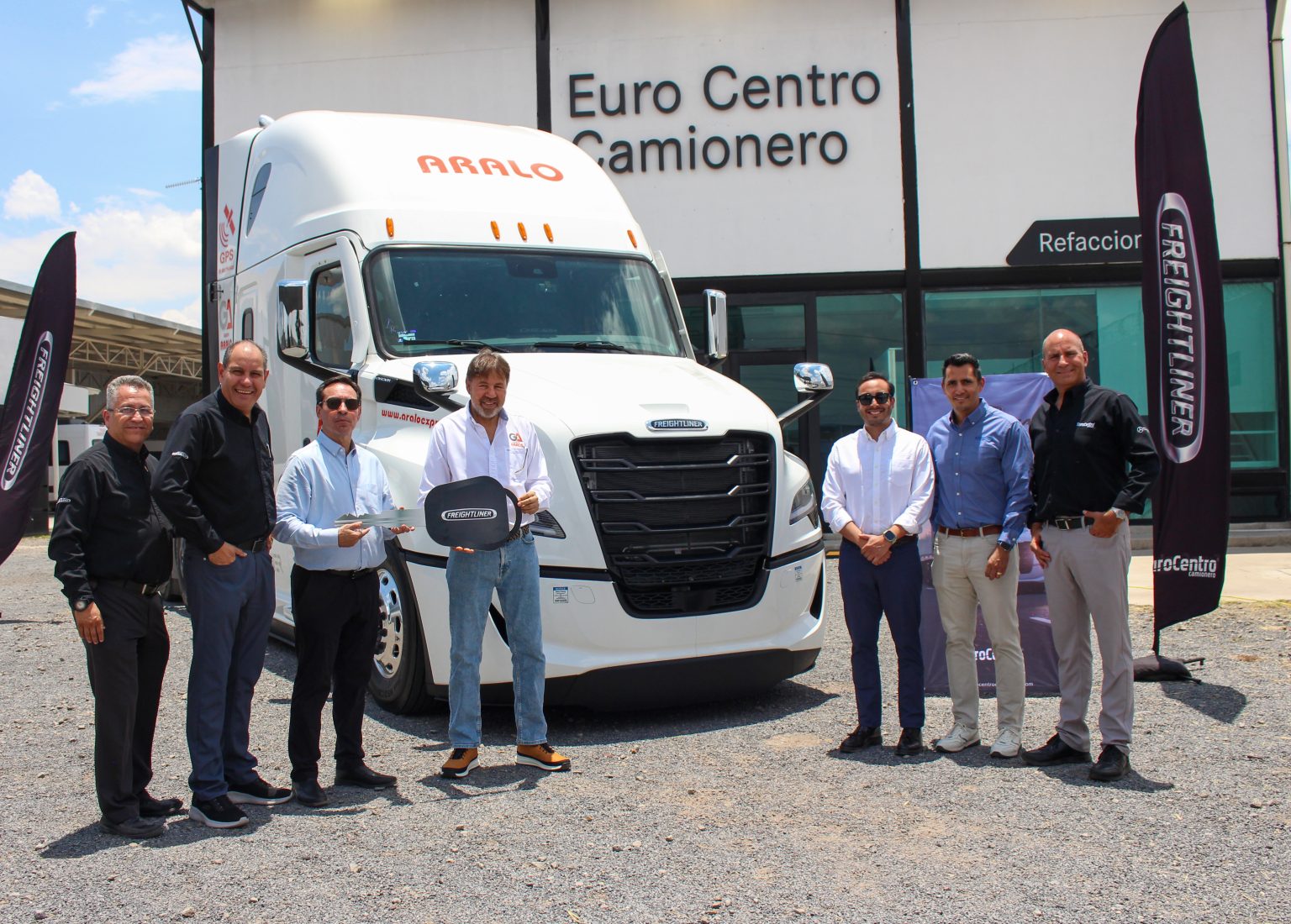 Euro Centro Camionero entrega a Grupo Aralo su primer Cascadia Quinta ...